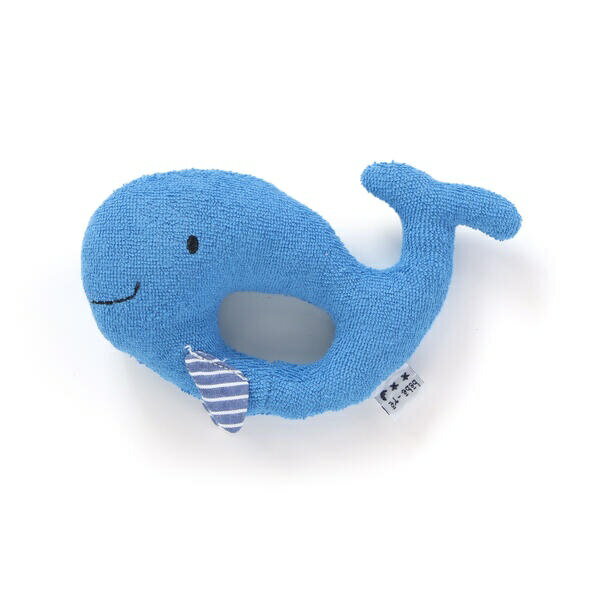 [型番：1754-73052]丸みを帯びた形状、柔らかい質感で赤ちゃんに安心感を与えるクジラの形のガラガラです。ふわふわした手触りのよいパイル素材で赤ちゃんの小さな手でも握りやすいサイズ感。ヒレの部分がリップルストライプになっています。お腹...