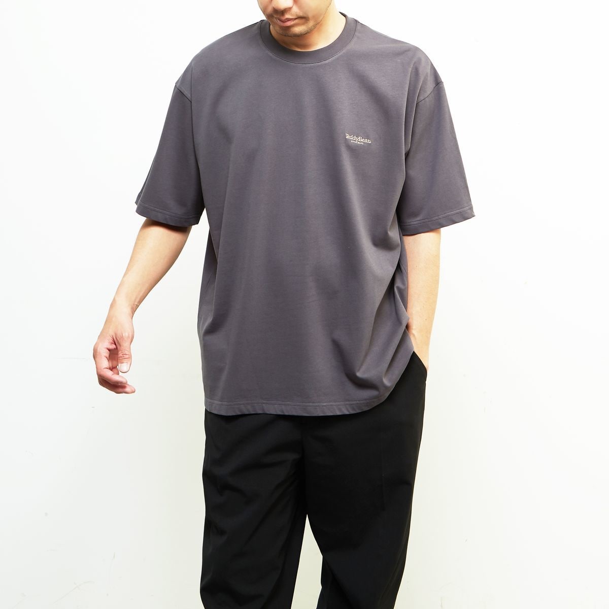 [型番:A0457UTS494]【Teddy Bear×MASTER FRAME】コラボTシャツ＜デザインの特徴＞アクティブなTeddy Bearと脱力感のあるTeddy Bearの対比が面白い一枚。あなたの休日はどちらがお好みでしょうか！...