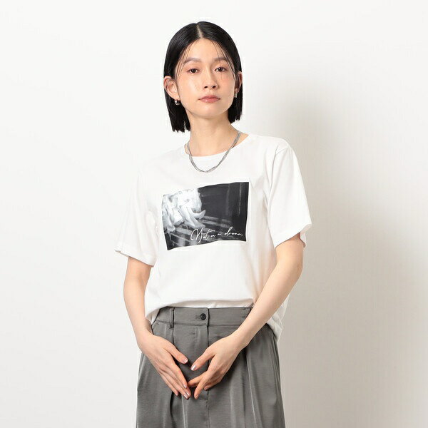 [型番：12-64CK06-205]《デザイン》フォトプリントを施した程よくゆとりのあるTシャツ。51:ホワイト・52:グレーはヒールを履いた女性のフォトプリント。ロゴの一部にラインストーンが施されていて上品に着られます。53:ホワイト系・...