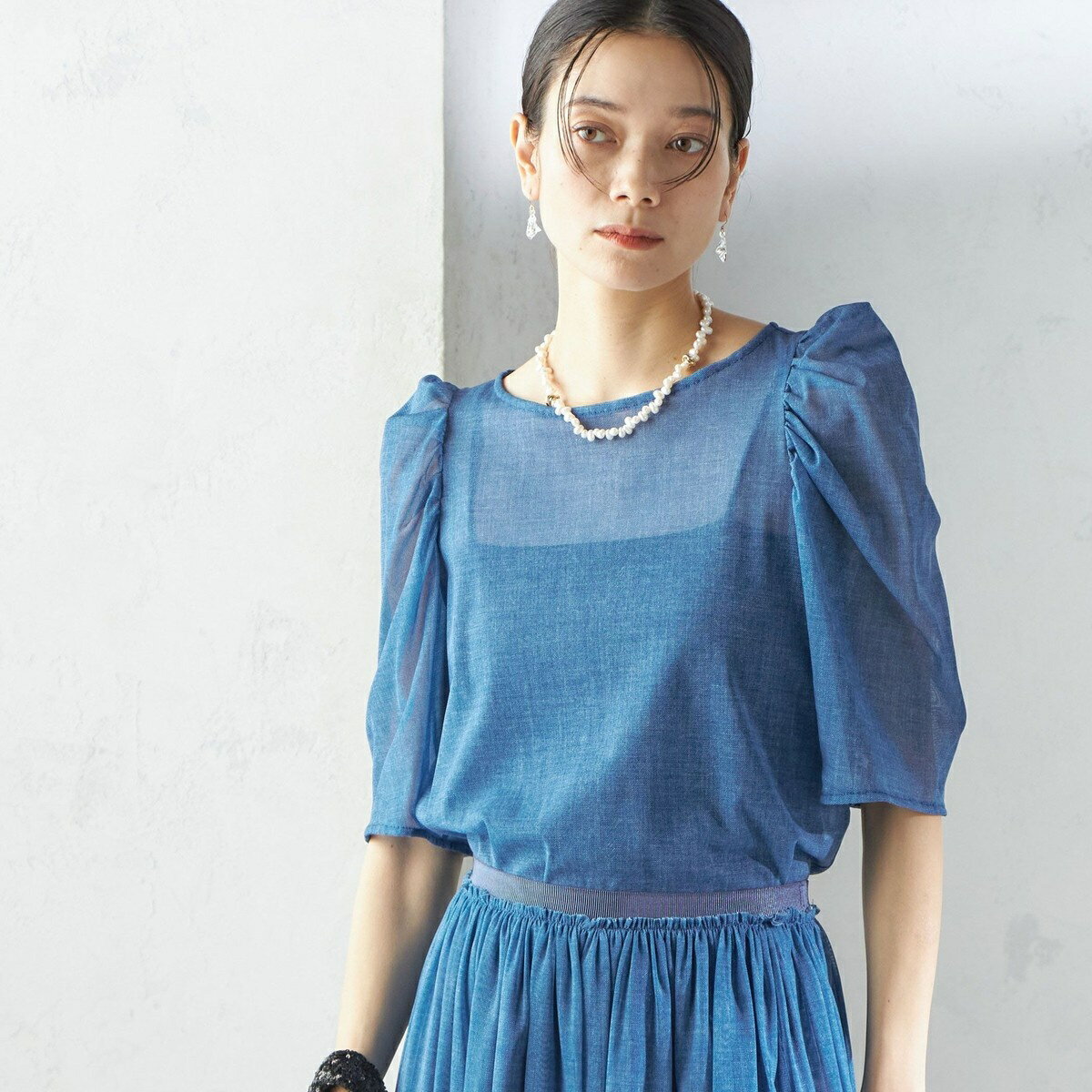 [型番：311530019]—25SS—涼し気でデニムライクなブラウスが登場！■デザインチュールのデニムプリントとボリュームのある袖が特徴的なブラウス。チュールから作り出されるドレープスリーブが程よいボリュームです。シアー感が女性らしい印象...