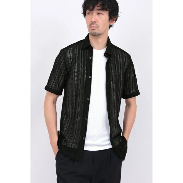 [型番：1700452]【DESIGN】 透かし編みが特徴のラッセルレースストライプ素材を使用したレギュラーカラー半袖シャツ。 コンパクトなレギュラーカラーに、程よくゆとりを持たせたボックスシルエットを採用し、上品なヌケ感のあるレイヤードス...
