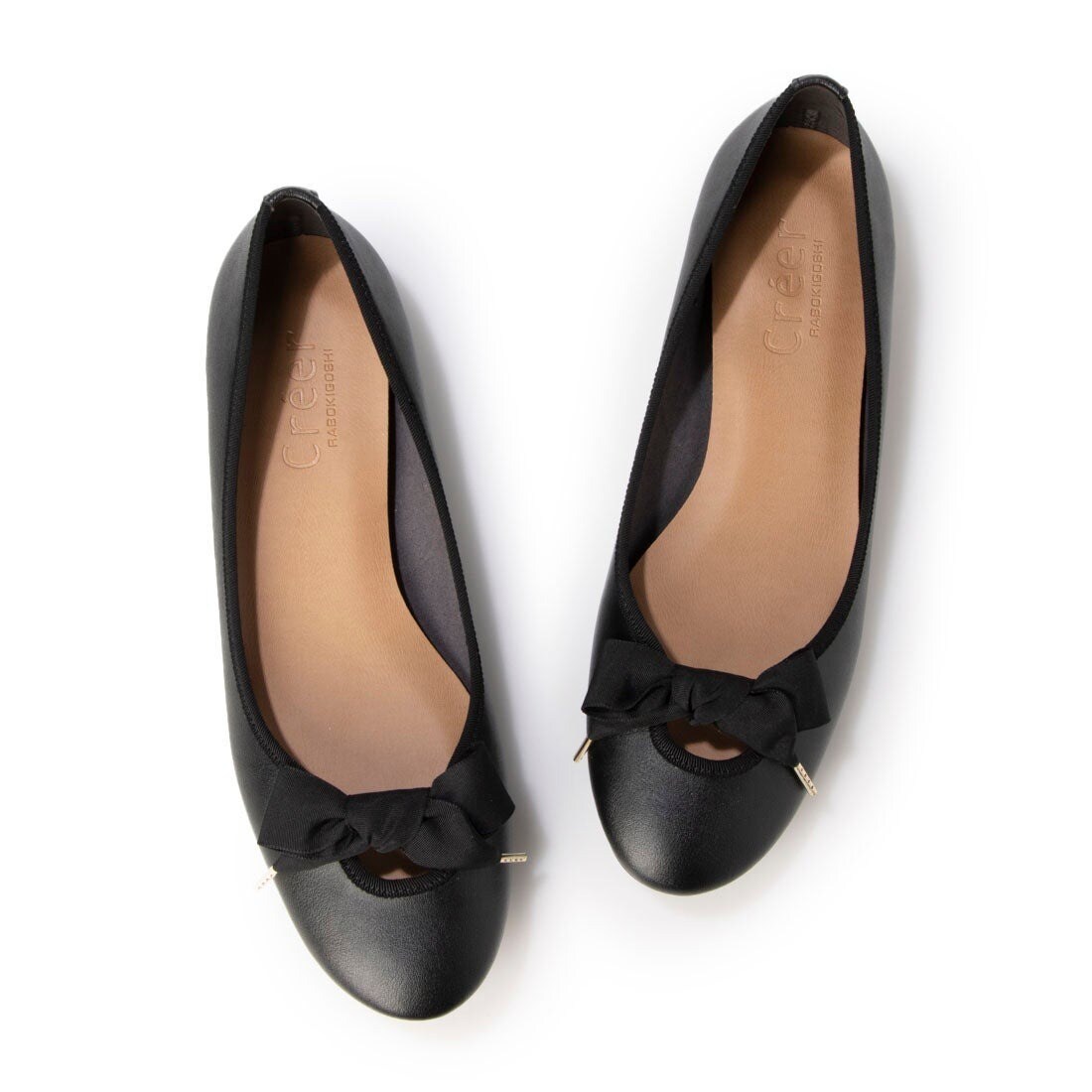 [型番:4105]フェミニンなリボンモチーフは今季注目のディテール。甘くなり過ぎないよう、さりげないメタルパーツ使いでクリーらしく上品に仕上げました。透け感のあるラフィア素材はトレンド感があるだけでなく、履き心地も涼しく夏まで活躍するアイテ...