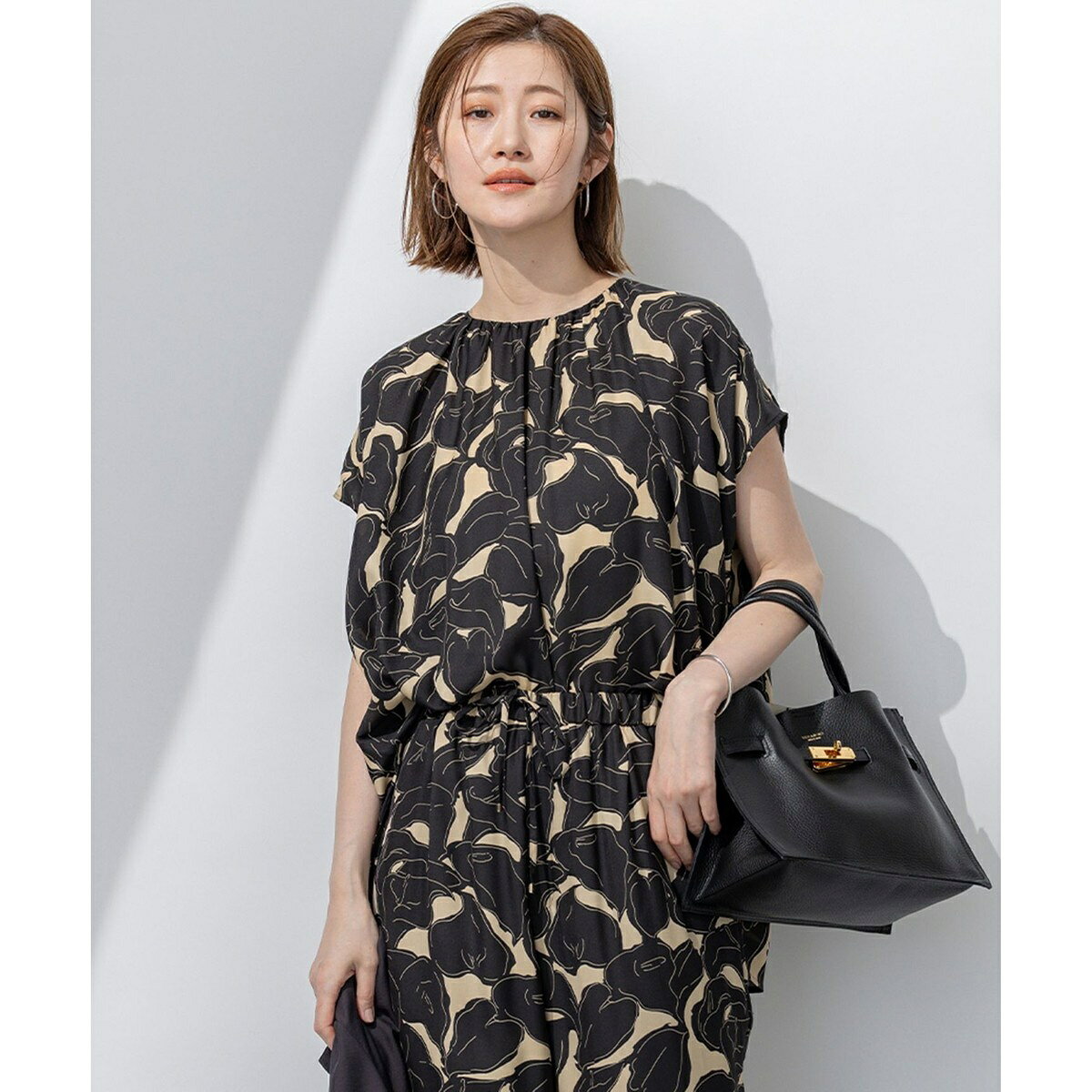 [型番：BLWSGM0512]2025 Spring ＆ Summer甘さを抑えたモードな雰囲気のフラワー柄のTブラウス■デザインシックな色合いで表現したフラワー柄がポイントのギャザーが入ったTブラウス。シンプルなデザインながらも、ギャザー...