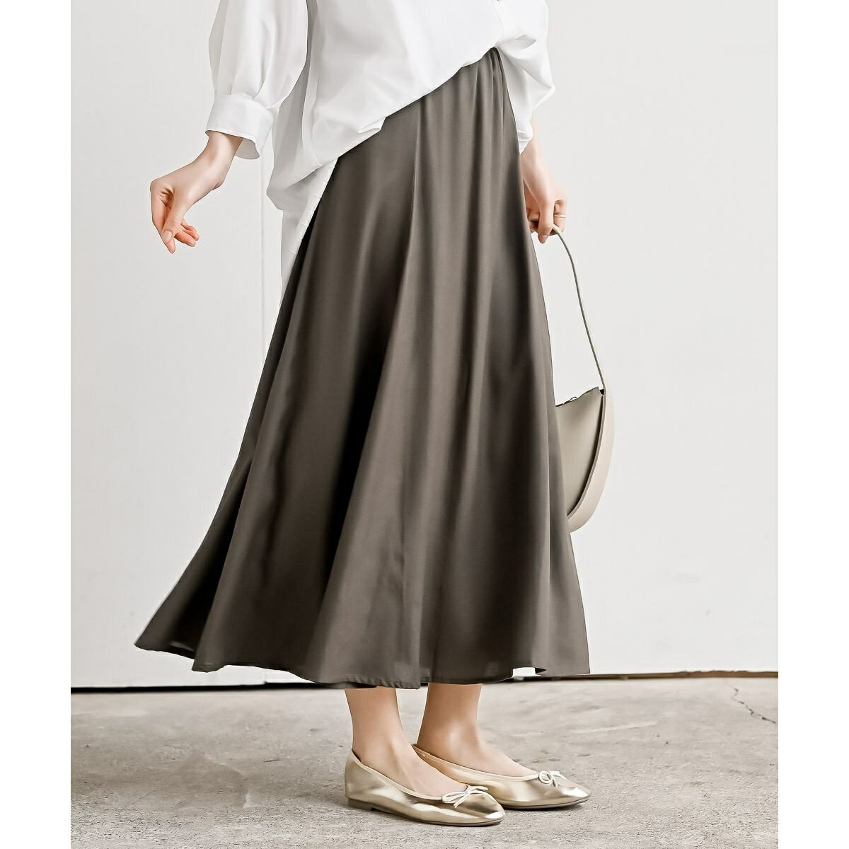 [型番：1020400338]爽やかに揺れるフレアスカート生地を6枚はぎ合わせた美しいフレアシルエットが魅力のスカート。ヒップ周りはタイトめに、裾はふわっと広がる女性らしい装いに仕上げてくれます。薄手でしなやかなレーヨン生地で仕立てた軽やか...