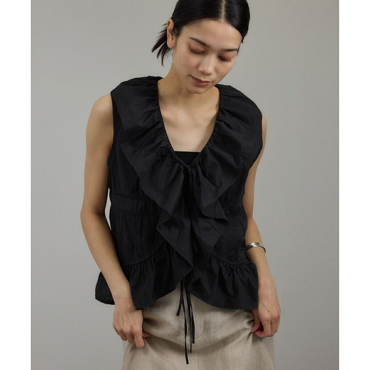 [型番：SHH25090]■デザイン/シルエット衿から裾へとつながる贅沢なフリルデザインが魅力のフリルノースリーブブラウスです。裾のフリルはさりげなく腰回りもカバー。二の腕が気になりにくい肩幅に設計し、フリルが華奢に見せてくれます。バックフ...