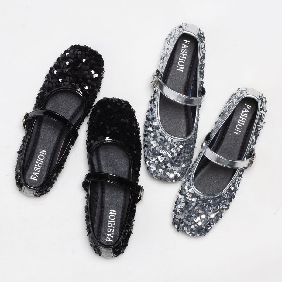 [型番:ZTP-1003]スパンコール メリージェーン パンプスキラキラとしたスパンコールがあしらわれたパンプス。コーデのワンポイントになる1足になっています。ストラップベルトがあるため歩くときもカカトが浮くことなく歩きやすいです。足元にプ...