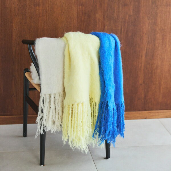 [型番：257210082001]スタイリングのアクセントに必須のボリュームマフラー【point】毛足の長いふわふわ感が特徴のシャギーマフラー。ループになった糸がふわっとしたボリュームで首元を彩ります。長さも幅もあるので巻いても肩から掛けて...