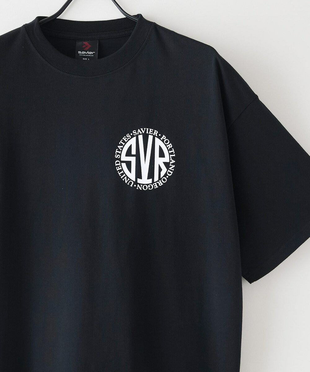 ◆SAVIER/サビアーから新作サークルロゴプリントのTシャツが登場◆ストリート感のあるサークルロゴが施されたバックプリントTシャツ。ブランドの中ではやや落ち着きのあるデザインが様々なスタイルにマッチするアイテム。フロント胸元にもバック同様...
