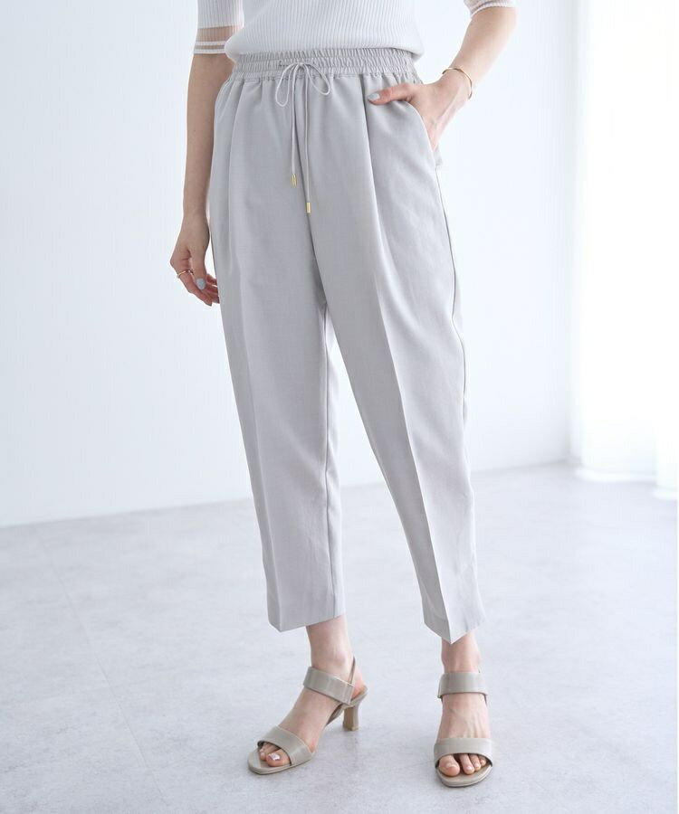 [型番：07000207200]さらりとした清涼感のある素材で快適なはき心地に仕立てたイージーパンツ。テーパードシルエットがレッグラインをすっきりと演出し、総ゴムのウエストで楽に着脱できるのも魅力的です。シーズンムード高まるペールカラーを加...