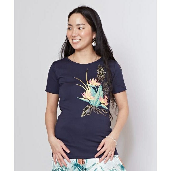 [型番：4CA-5215-2025]華やかなハワイの花のブーケ風デザインのフラTシャツ。着心地が良く、着丈も長めでフラのレッスン着としても活躍します。■カラー：ネイビー、ホワイトMサイズ：着丈 66cm 肩幅 33.5cm 胸囲 80cm ...