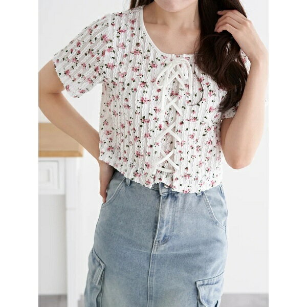 [型番：25550700501]小花柄プリントが可憐な雰囲気を漂わせるプルオーバー。■ポイント・胸元のレースアップやフリルのような生地感も、スタイリングに華やかさをプラスしてくれます。・コーディネートに取り入れるだけでも、大人可愛い着こなし...