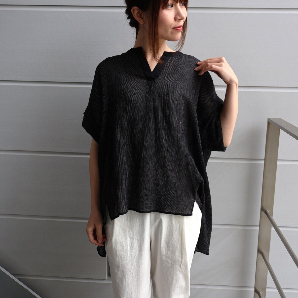 [型番:153313]楊柳のような柔らかいシアーストライプ素材。強撚の糸でシャリ感のあるドライタッチで涼しげな印象のビックシャツです。ゆったりとしたオーバーサイズシルエットで肌にもまとわりつかず、リラックスした着心地となります。トレンドのシ...