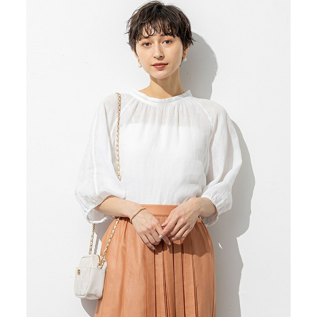 [型番：BLWSGM0610]2025 Spring ＆ Summerナチュラルで快適な肌触りのリネン素材を使用した夏らしい一枚■デザイン衿に、はしごレースを効かせたデザインブラウスです。はしごレースが華やかさを演出してくれます。LIBEC...