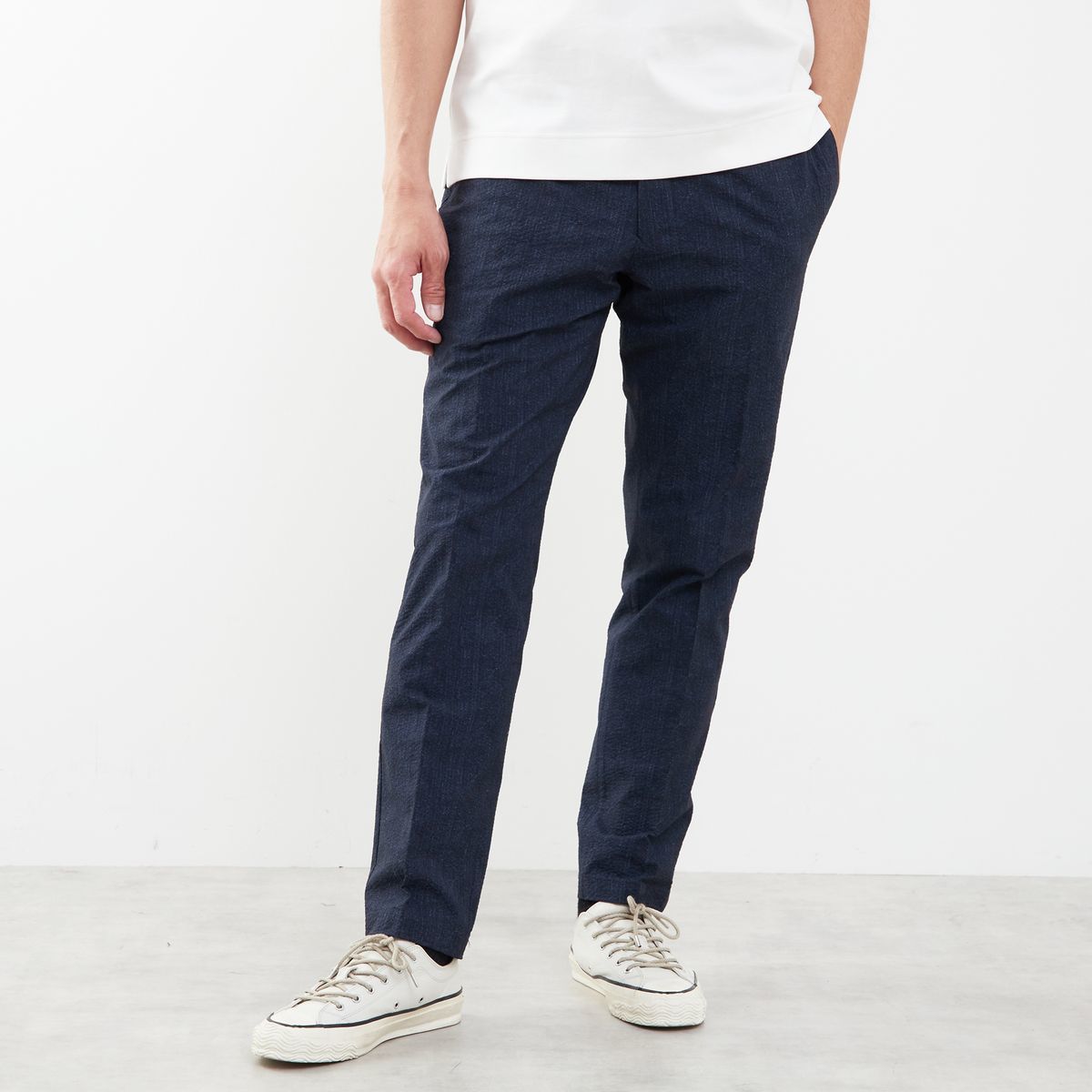 [型番:A0459FP 012]”ウール調マテリアルプリントを施した清涼感抜群なサッカー素材を使ったコンフォートパンツです。『A0459FJ011』と合わせてコンフォートセットアップとしてもスタイリングできます。＜デザインの特徴＞ウエストゴ...