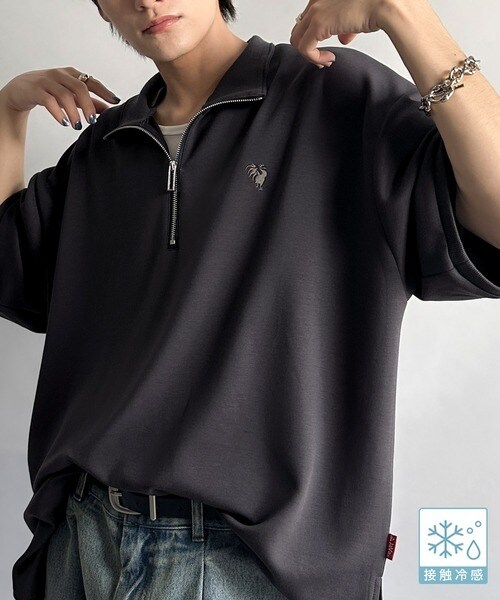 [型番:JO1010008]どんな日にも、自然体でいられる服。都会的で、リラックス感のあるデザイン。「刺繍入りダンボール素材ジップ半袖Tシャツ」トレンドのハーフジップと、余裕あるシルエットが魅力の5分袖トップス。胸元のワンポイント刺繍や裾の...