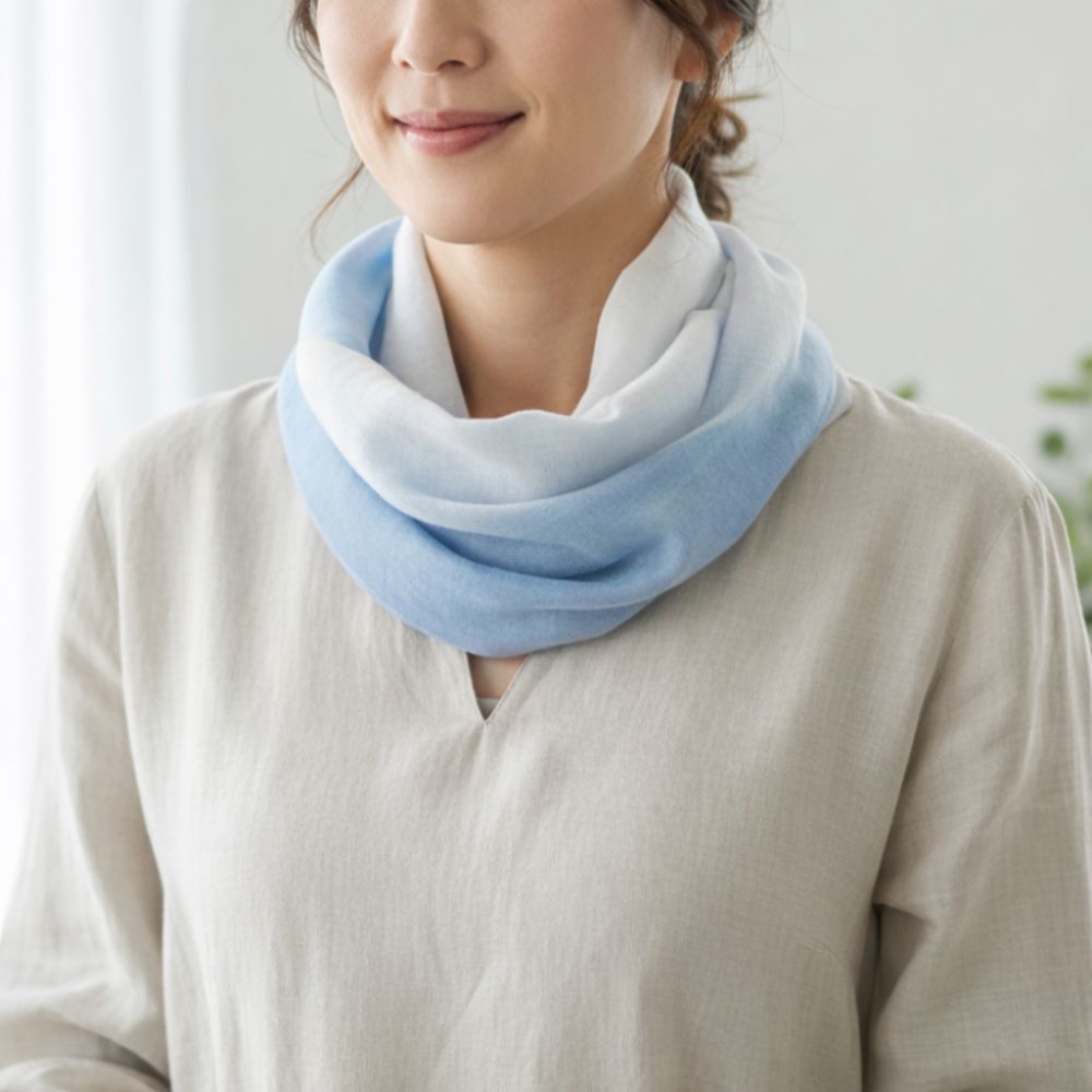 [型番:W020]コットンガーゼ素材がふんわりとした肌触りが特徴で、肌に優しく包み込むような感覚を与えます。手軽に巻くことができるワンタッチタイプのスカーフは、優雅さと洗練された印象を与えます。首周りを紫外線から守るスカーフ。誰でも簡単に巻...