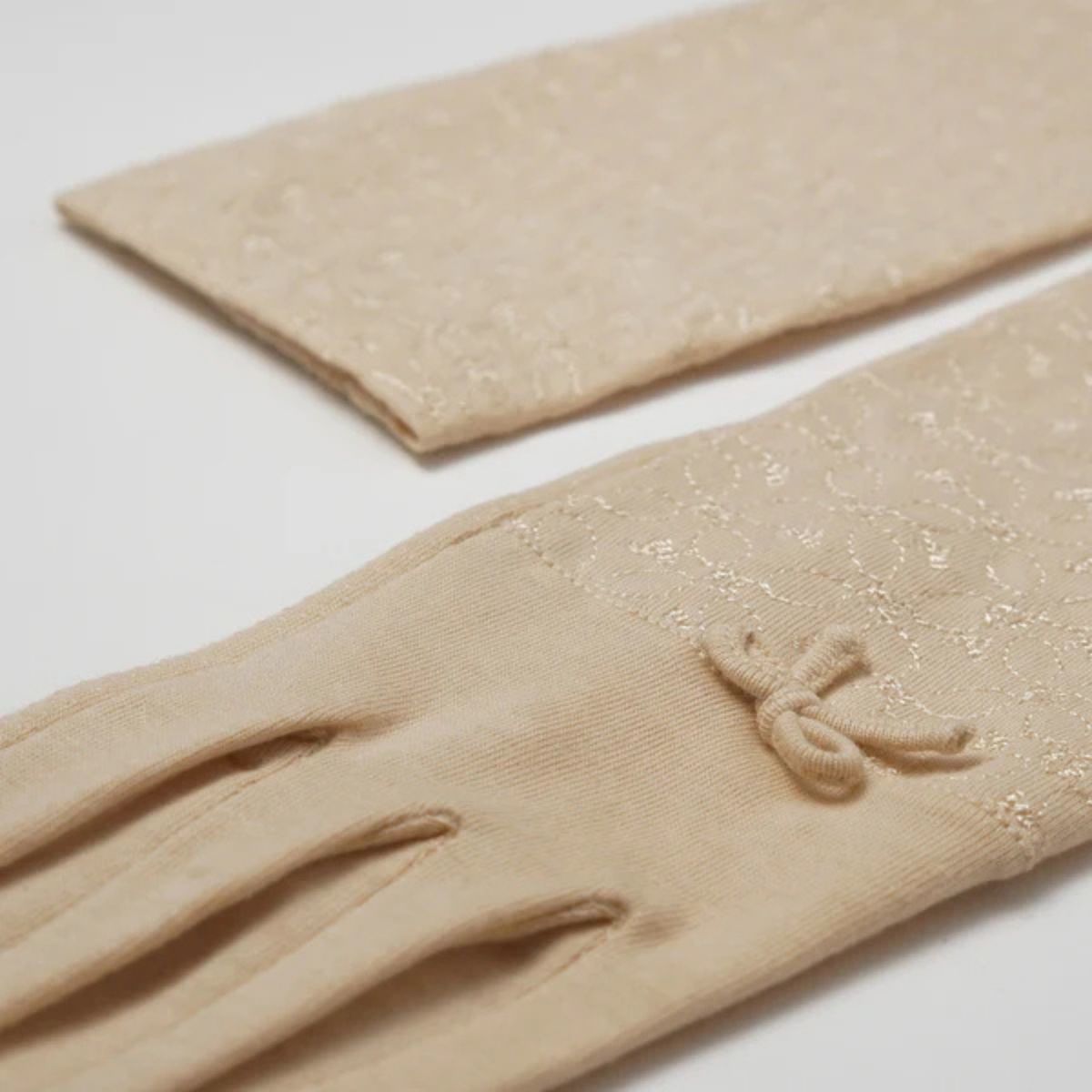 [型番:M008]ししゅう五指UVアームカバー手袋は、天然素材の綿素材を使用した珍しいししゅう模様が特徴的な、女性らしいデザインの手袋です。抜群の穿き心地に加え、お手入れも容易な素材なので、よく綺麗に洗えて、肌触りも優れています。ししゅうし...