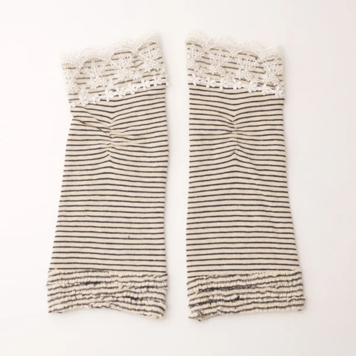 [型番:S036]シンプルなレースと上品なフリルをボーダーで甘くなりすぎないデザインに。ボーダーカラーのUVアームカバー手袋。指先が使えるタイプなので、スマホを操作したり手作業が容易になります。ショートタイプ。滑り止め付き。■カラー：ネイビ...