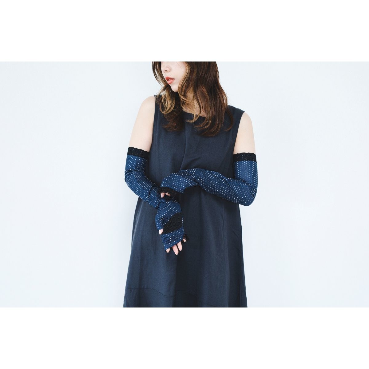[型番:L036]UVカットを実現するドット柄、冷感抗菌素材が特徴です。手を暑さから保護しながら高級感を演出するレースで仕上げられています。腕全体を守る長めサイズなので、冷んやりと快適な状態を保つことができます。サマーシーズンの必需品として...
