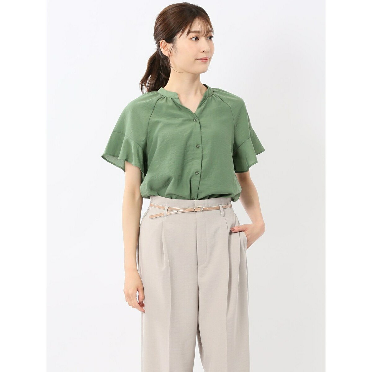 [型番：120133063206537]エムエフエディトリアルレディース/m.f.editorial:Women袖フリル前開き スキッパーシャツ■素材特徴サラリとした落ち感のあるポリエステル生地を使用しています。空気のようなふんわり軽い着心...