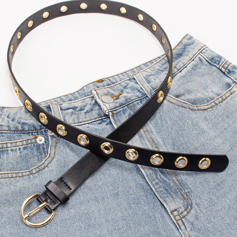 [型番:STY-44206]ゴールドバックルハトメベルトゴールドのリング状のハトメがアクセントになったやや細身のベルト。全体にハトメを使うことでデザインだけでなくサイズ調整がしやすいのも◎ボトムに合わせるだけでなく、ワンピースやトップスのウ...