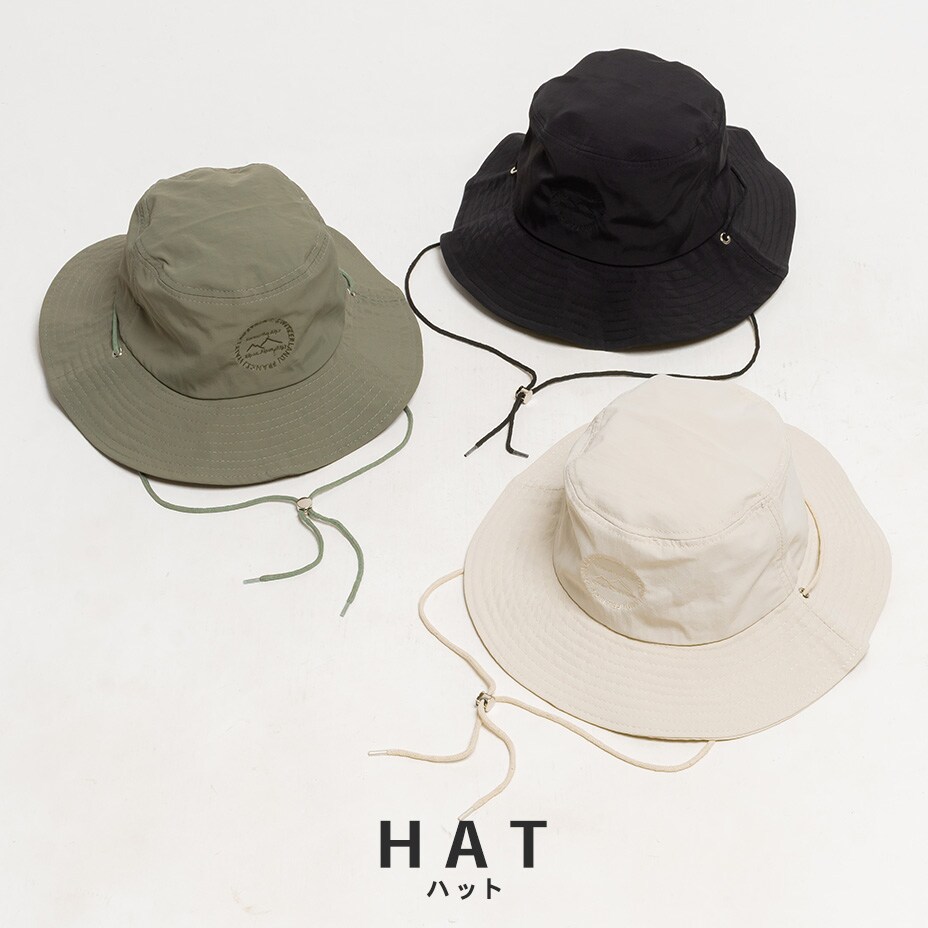 [型番:STY-54636]つば広のマウンテン刺繍アドベンチャーハット。普段使いだけでなくアウトドアやキャンプなどレジャーでも大活躍！調整可能なひも付きだから自転車でも風でも飛ばないのでUV対策もばっちりです。飽きのこないシンプルなデザイン...