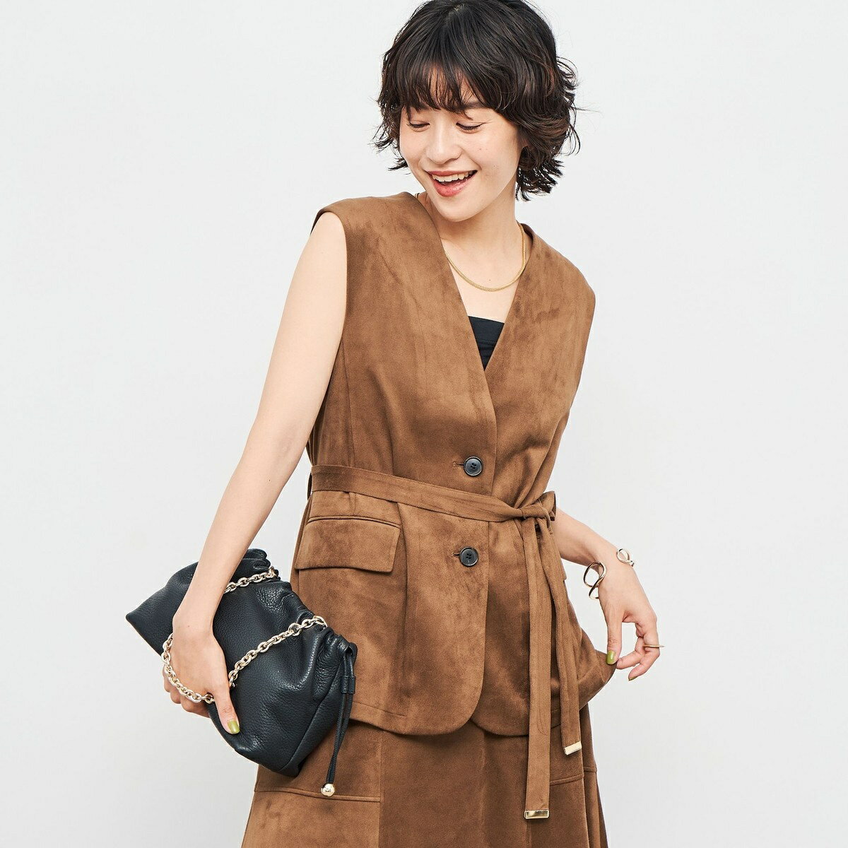 [型番：5-0035-5-04-001]◇25AW◇NOLLEY'S◆Point・今季トレンドのスエード素材を使用したジレ・裏地付きで、前端や袖ぐりは見返し始末・フラップ付きポケット、ベルトの先にはゴールドのコードエンドを付け、きれいめに着...