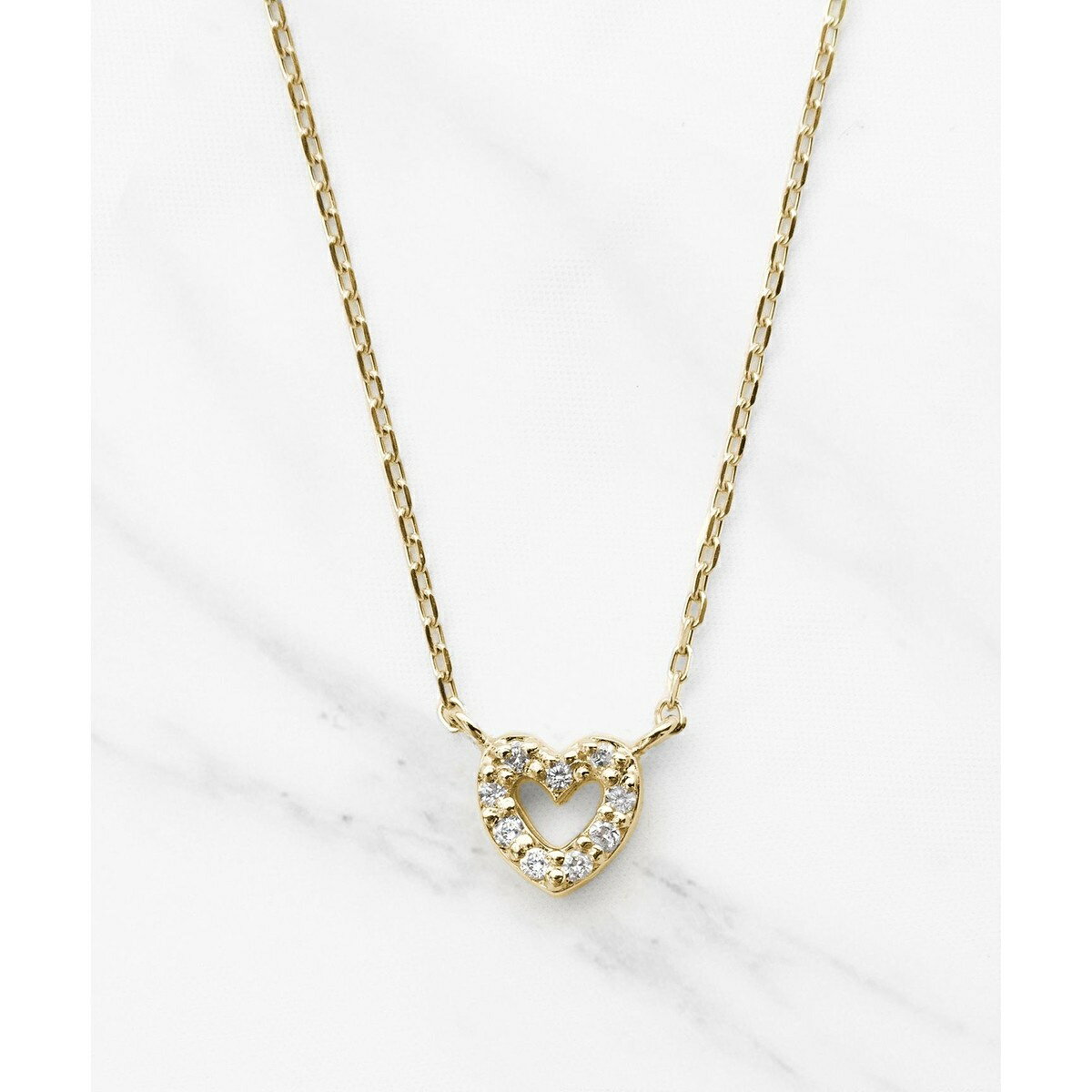 [型番：ASTZGW0872]JEWELRY COLLECTION細かなダイヤモンドのラインでハートをかたちどった、シンプルなK10ゴールドダイヤモンドネックレス。最小限の爪で1石ずつ丁寧にセッティングし、ダイヤモンドの輝きを最大限引き出し...