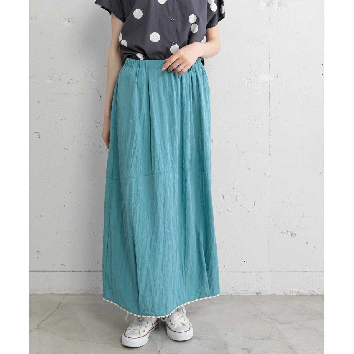 [型番：2511147826]■Pointウエスト部分のタックとギャザーで脚を包み込むようなボリューム感を出したスカート。丸みのあるコクーンシルエットがポイントです。ポリエステル素材で軽く、ワッシャー加工のシワ感が入ることでシャリ感のあるド...