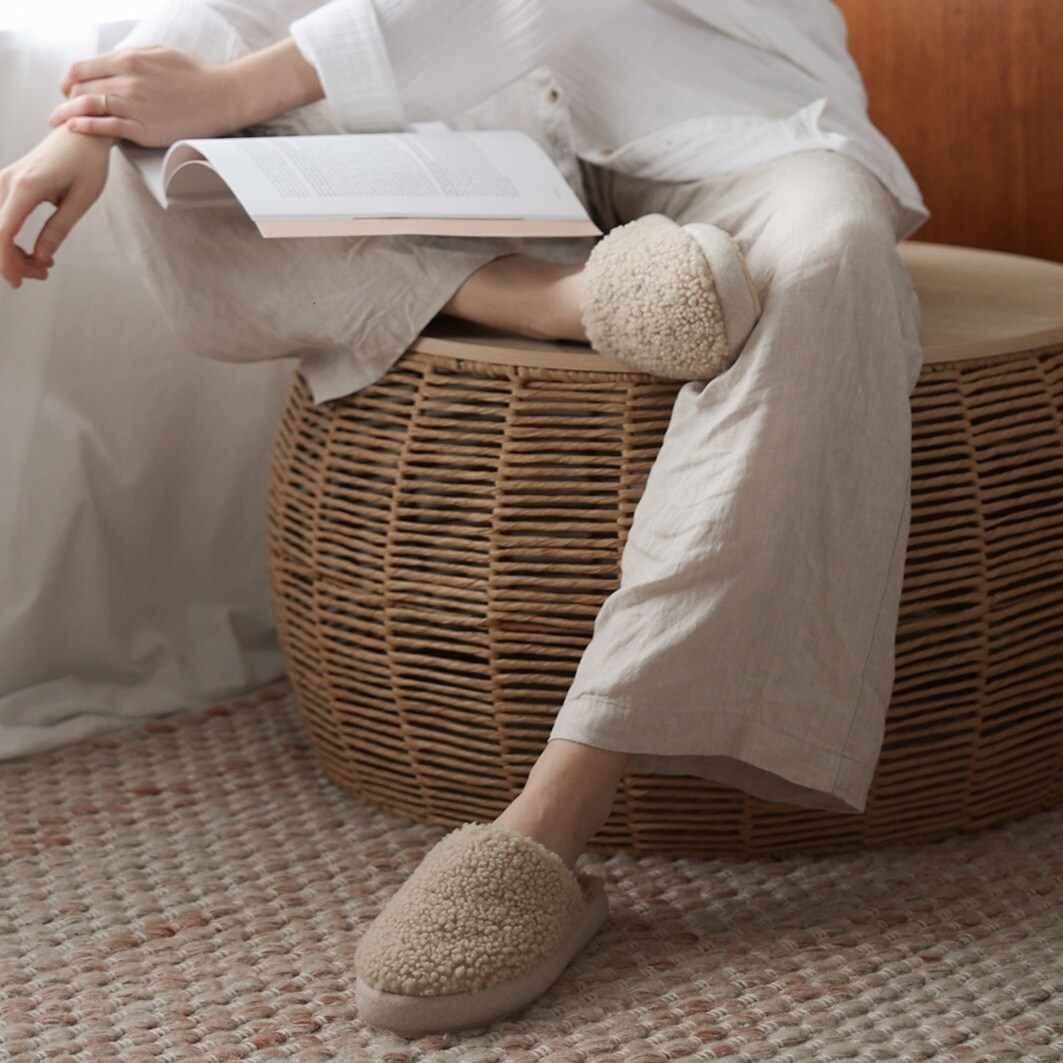 [型番:W13205]一日の疲れを癒す究極のリラックスタイムにぴったりのもこもこで快適なルームシューズ。全身を包み込むような柔らかな履き心地で自宅でのくつろぎの時間をさらに贅沢に演出します。全体的にふんわりとしたもこもこの質感が特徴で見た目...