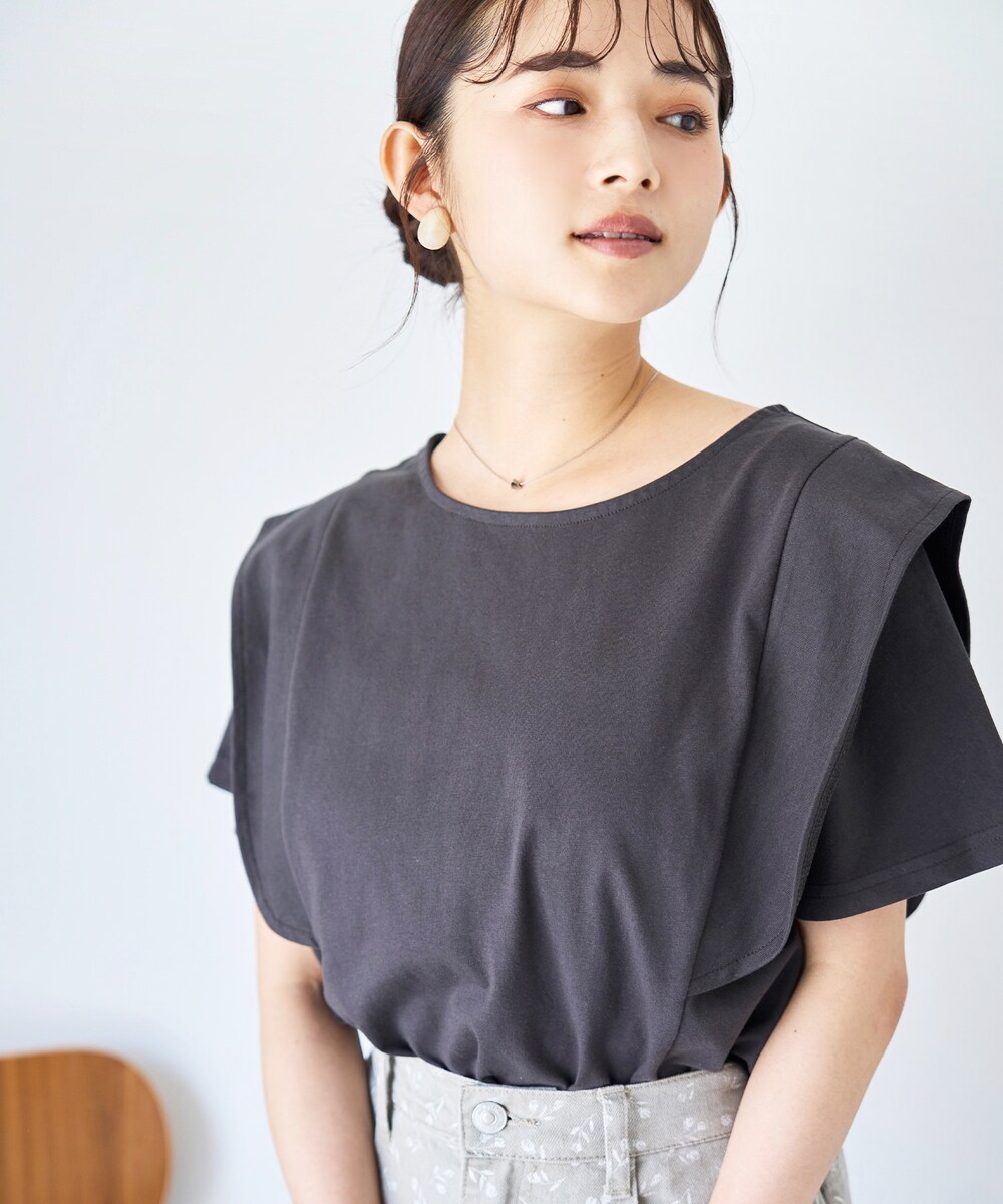 [型番:587138-74]定番Tシャツを今年らしくアップデート。【デザイン】ほんのりフェミニンさを醸すラッフルショルダーTが登場♪立体感のあるラッフルデザインが、肩先にさりげない華やぎをプラス。女性らしいムードが漂い、着映え力も抜群です。...