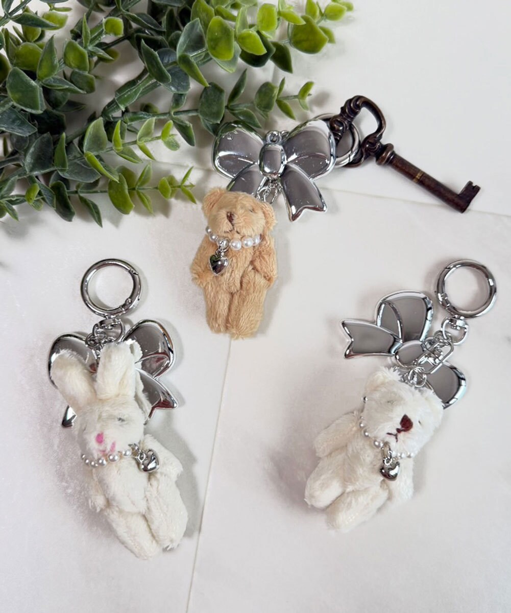 [型番:1133]lus. / ラスドット【バッグや鍵につけて可愛くアレンジ♪】■point思わず『可愛い〜！』と声が出てしまうくらいキュートなチャーム。ゆるい雰囲気のクマさんとウサギさんが目を惹くアイテム。ほかのキーホルダーやチャームと一...