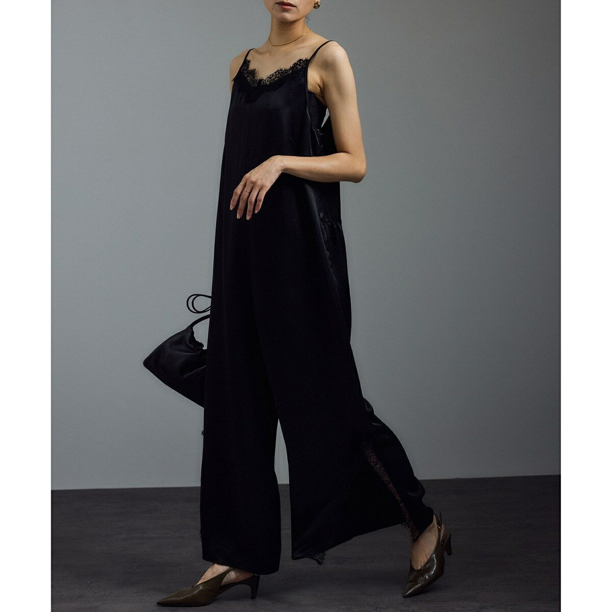 [型番：SHY35440]■デザイン/シルエット繊細なフランス製リバーレースをあしらった、華やかでセンシュアルなキャミソールサロペット。程よい厚みのサテン素材で一枚でも着用可能。肩紐は調節でき、レイヤードコーデも自在。Tシャツやタンクトップ...