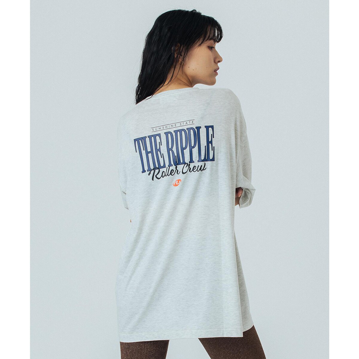 [型番:203253013003]洗練されたムード漂う、シティーライクなロゴTシャツ・落ち感のある上品な素材を使用し、カジュアルすぎずモードな雰囲気に・一枚でさらっと着るだけで、こなれた印象を演出・インパクトのあるロゴがスタイリングの主役に...