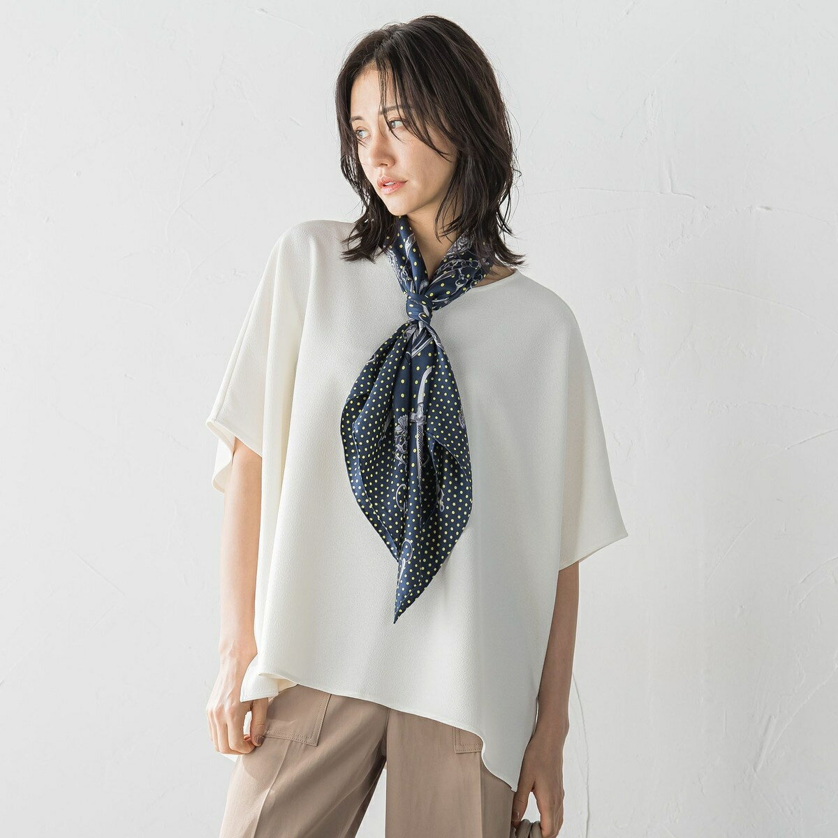 [型番：3107-54190]【デザイン】ふんわりとしたポンチョシルエットが魅力のカットソーは、暑い時期にも快適な着心地を叶えるオフボディデザイン。身体から程よく離れるシルエットが風通しをよくし、涼しくストレスフリーな着用感に。素材にはジョ...