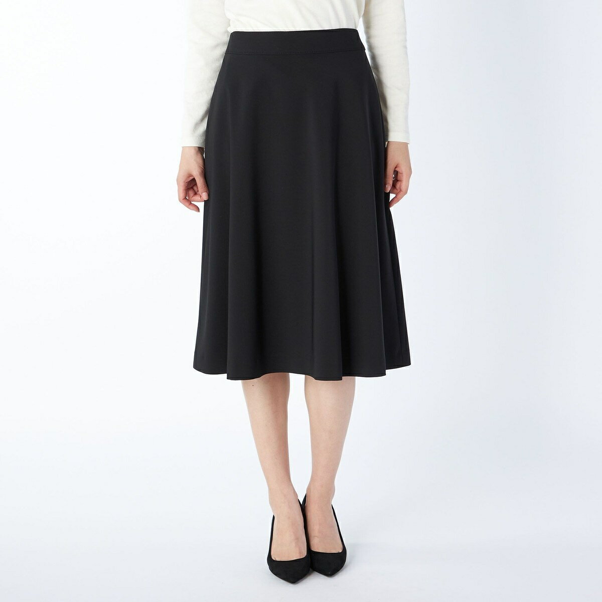[型番：78259140041]ほどよい広がりのシルエットがフェミニンさを引き上げるスカート。ひざ丈のデザインの上品さも魅力です。装飾を省いてごくシンプルにまとめられ、幅広いシーンで活用できるアイテム。ソフトな風合いの生地を使用しており、揺...