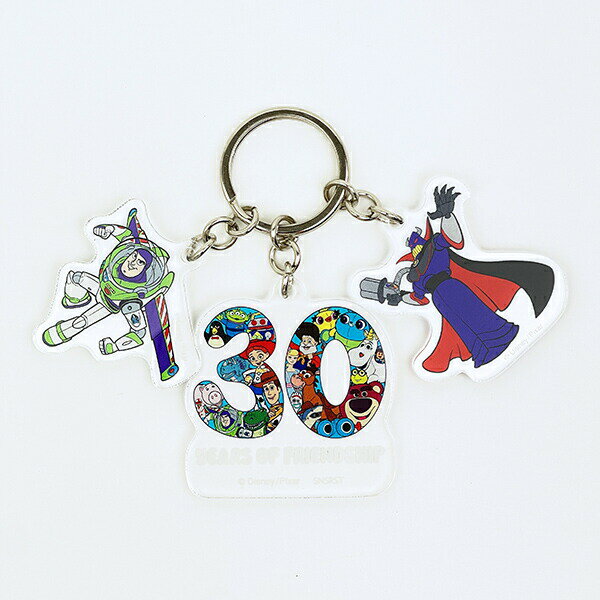 [型番:1237-s8350400]トイストーリーの映画公開30周年を記念して、トイストーリー4までのシーンやキャラクターをミックスさせた特別なデザインの3連アクリルキーホルダーです。目を引くダイカットデザインなので存在感抜群☆バッグなどの...