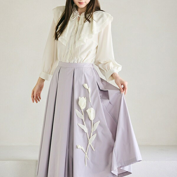 [型番：83045506]《Design》・別布で作った立体的なフラワーモチーフを大胆に配置したフレアスカート。・たっぷりとしたフレアシルエットで女優っぽく、より輝きの増すアイテムに。・フラワーモチーフは繊細なオーガンジー素材でできており、...