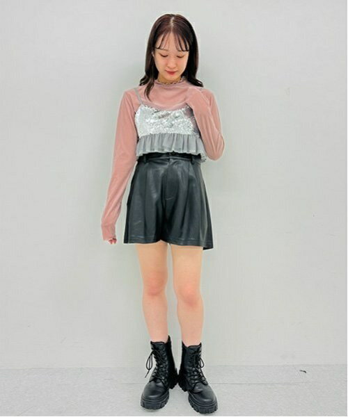 [型番：3244104]韓国モードスタイルには欠かせない合皮ショートパンツ■Point太めのベルトが気になる部分をしっかりカバーし、腰回りがスッキリ華奢見えするデザインです。タックが綺麗なシルエットを演出してくれます。■Fabric優しい光...