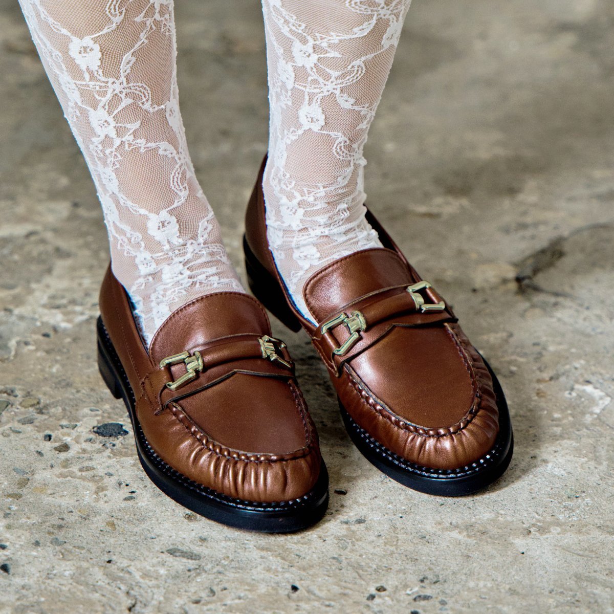 [型番:I51614]デザイン性と履きやすさを兼ね備えたラインナップに、エッジを利かせたファッショナブルなセレクトで人気のINTER-CHAUSSURES(インター ショシュール)。グローバルな視点とコンセプチュアルな個性が光るシューズセレ...