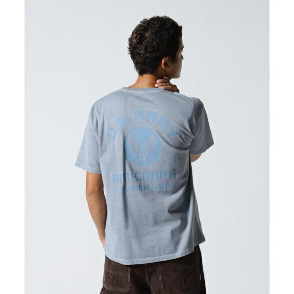 [型番：7835234033]・限定のアヴィレックスらしい半袖Tシャツ・フロント左胸には、オリジナルブランドロゴ・バックには、『Air Corps』モチーフのグラフィックをプリント・フェードウォッシュ加工によりビンテージのような風合いを再現...