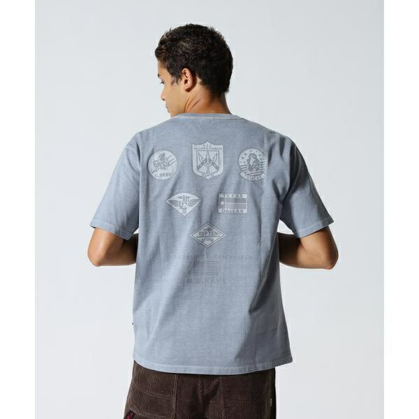 [型番：7835234032]・限定のアヴィレックスらしい半袖Tシャツ・フロントには、オリジナルブランドロゴ・バックには、『TOP GUN』モチーフのワッペンをプリント・フェードウォッシュ加工によりビンテージのような風合いを再現・グレー、チ...