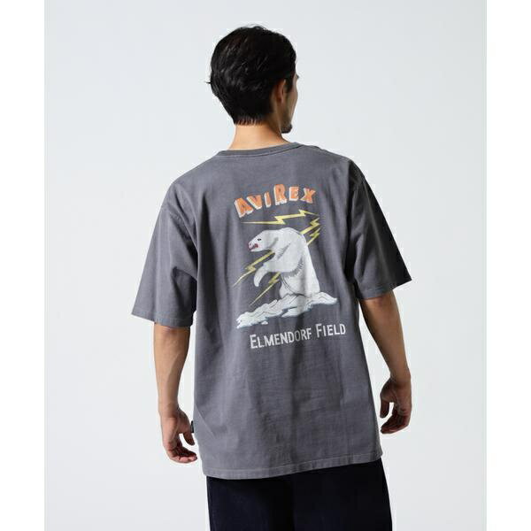 [型番：7835234034]・限定のアヴィレックスらしい半袖Tシャツ・フロント左胸には、オリジナルブランドロゴ・バックには、『稲妻と白熊』モチーフのグラフィックをプリント・フェードウォッシュ加工によりビンテージのような風合いを再現・グレー...