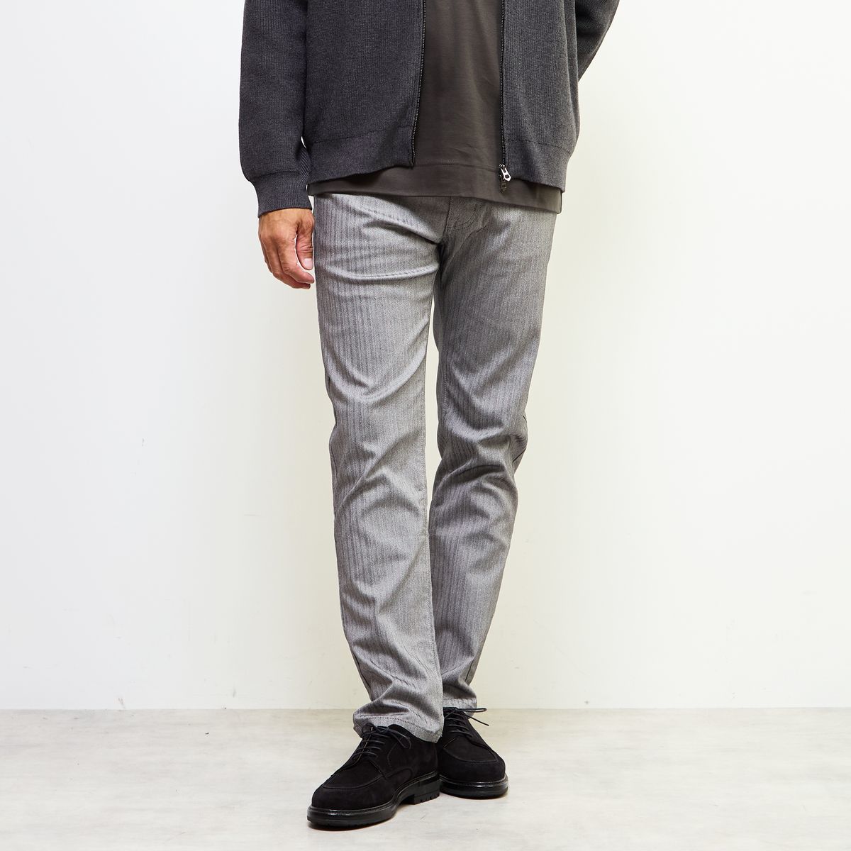 [型番:A0455FP 602]定番の5ポケットパンツがサイズ展開を増やして新登場！！＜デザインの特徴＞何かと便利な5ポケットデザイン。お出掛けからお仕事までマルチに使えるパンツに仕上がっています。ウエストベルト自体にも伸縮性も加え腰回りが...