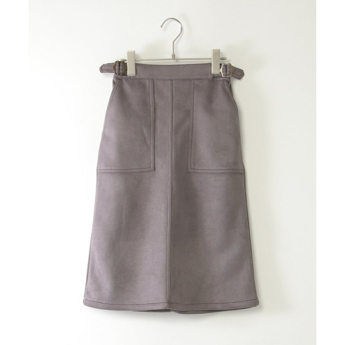 [型番：13260399]フェイクスエード素材を使用した、季節感たっぷりなロングスカート。両サイドに配したベルトがアクセントになり、ベイカーポケットがカジュアルな雰囲気をプラスします。トップスインコーデがおすすめ！【素材】フェイクスエード。...