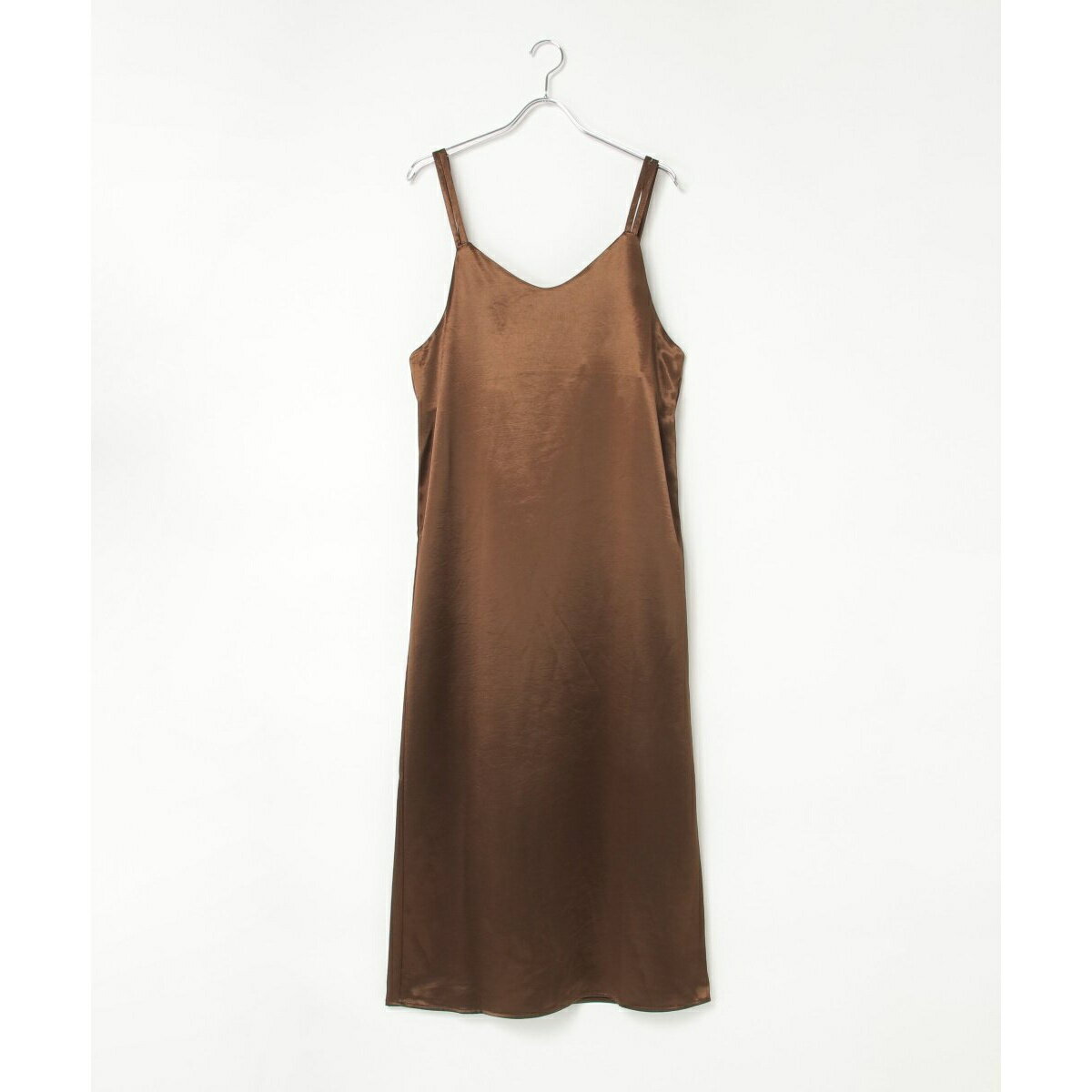 [型番：29460060]なめらかなサテンの光沢が美しいキャミワンピース。シンプルなデザインで素材の質感を最大限に活かし、上品な印象に仕上げました。インナー次第でさまざまな表情を楽しめ、レイヤードスタイルにも最適です。【素材】上品な光沢とし...