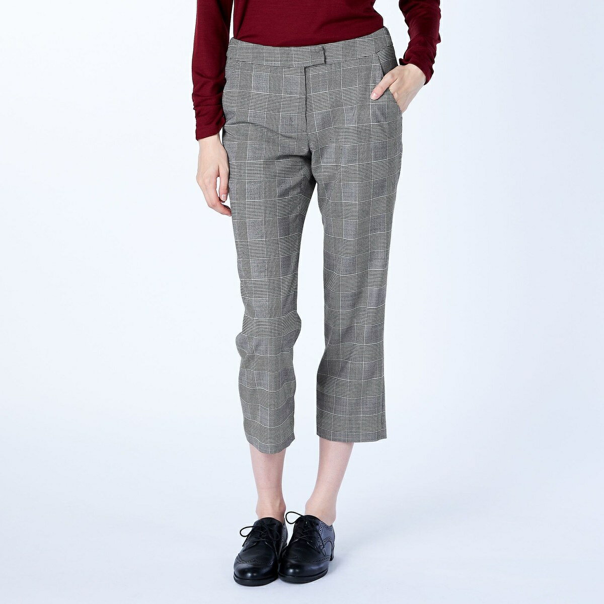 [型番：72251152432]オーセンティックな雰囲気が魅力のグレンチェック柄のパンツ。丈は半端にして軽やかさを出しており、女性らしい抜け感も加わっています。適度なゆとりがありつつすっきりと見えるバランスが良いシルエット。トップスや足元の...