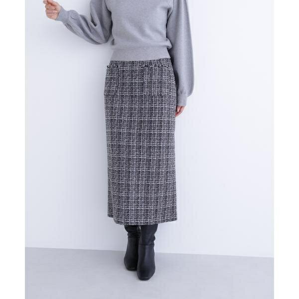 [型番：0175220951]表情のあるツイード素材を使用したナロースカート。ツイード素材ながら、すっきりとしたナローシルエットを叶えます。後ろにベンツが入っているので足さばきも良いです。ポケットのフリンジディテールがスタイリングのアクセン...