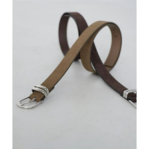 [型番：0175289900]さり気なくウエスタンムード漂うスウェードタッチのベルトです。クローム調のバックルはカジュアル感があり、パンツのウエストベルトに活躍します。※モデルの着用画像の場合、光の当たり具合により、実際の色味と異なって見え...