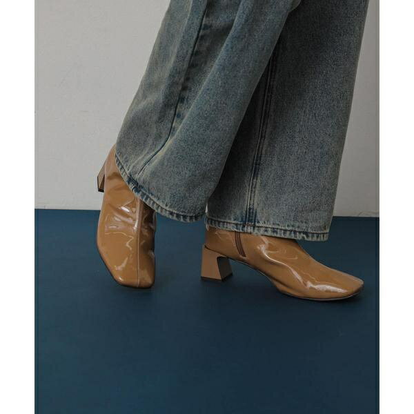 [型番：AA47-2HS004]モダンでモードな艶感のブーツ〇履き心地抜群のスクエアトゥ〇安定感のあるヒール〇ツヤ感がエレガントさを演出styling合わせるアイテムを選ばず、カジュアルからきれいめまで幅広いスタイリングに映える一足。【20...